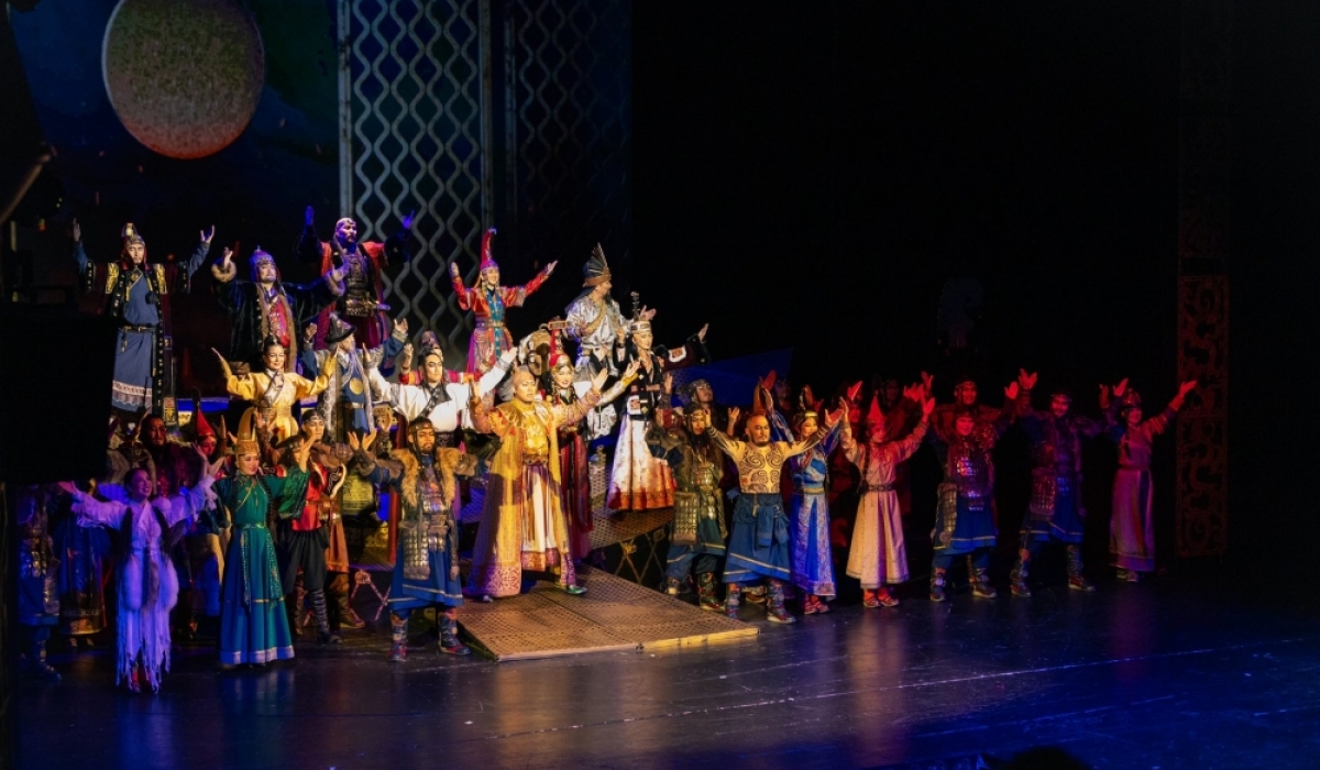 Тэнгэрийн хүү түүхэн туульсын жүжгийг Будапешт хотын Үндэсний театрын тайзнаа толилууллаа