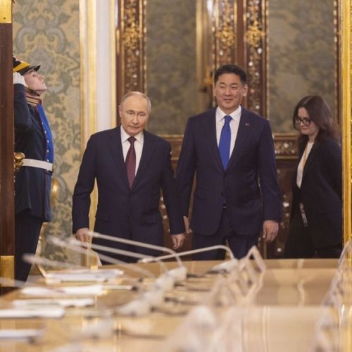 Монгол Улсын Ерөнхийлөгч У Хүрэлсүх ОХУ ын Ерөнхийлөгч В В Путин нар албан ёсны уулзалт хийлээ